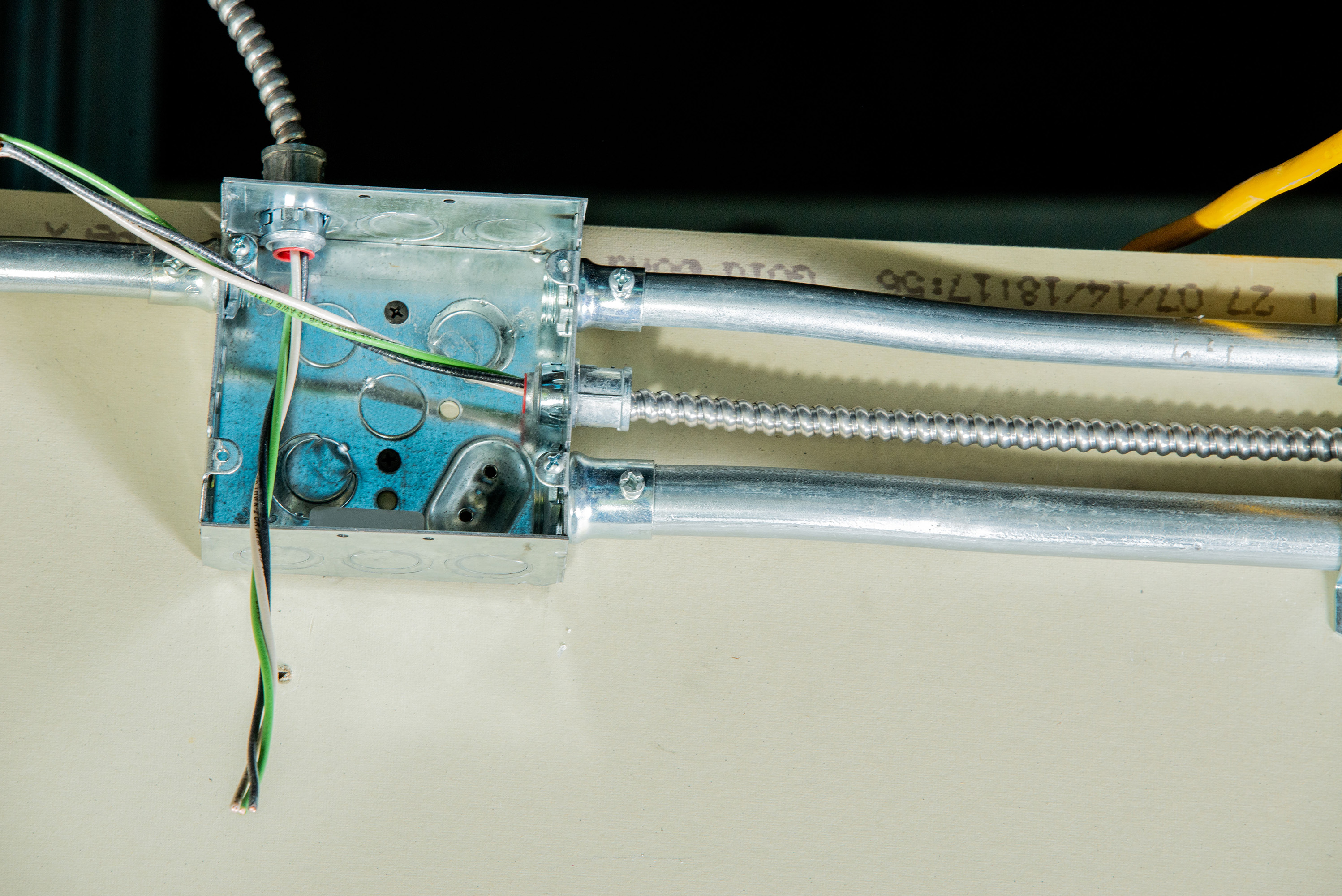 Fixture Whip 6ft 18/5 Solid Steel Snap-In